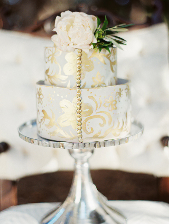 Gold and white cake | Wedding & Party Ideas | 100 Layer Cake