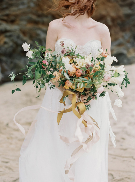 Loose and wild bridal bouquet | Wedding & Party Ideas | 100 Layer Cake