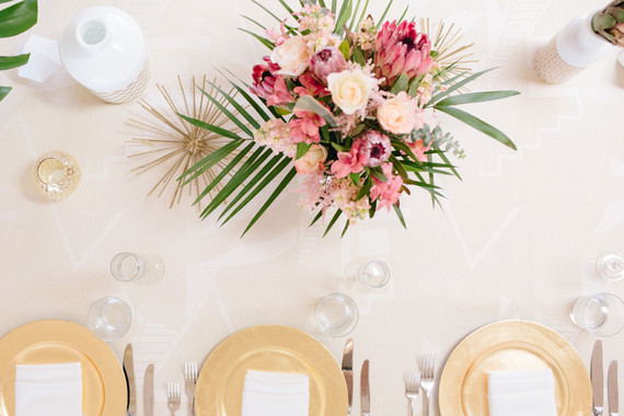 Modern gold tablescape | Wedding & Party Ideas | 100 Layer Cake