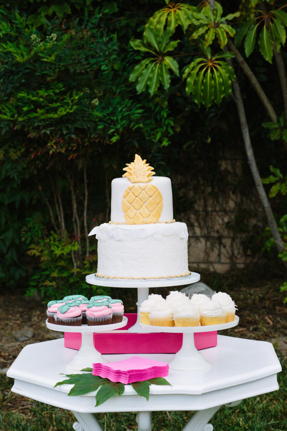 Cake table display | Wedding & Party Ideas | 100 Layer Cake
