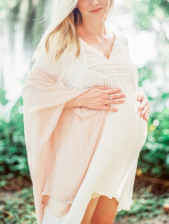 Romantic feminine maternity photos | Wedding & Party Ideas | 100 Layer Cake