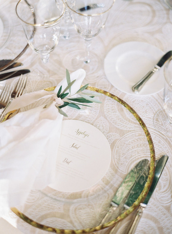 Gold place setting | Wedding & Party Ideas | 100 Layer Cake
