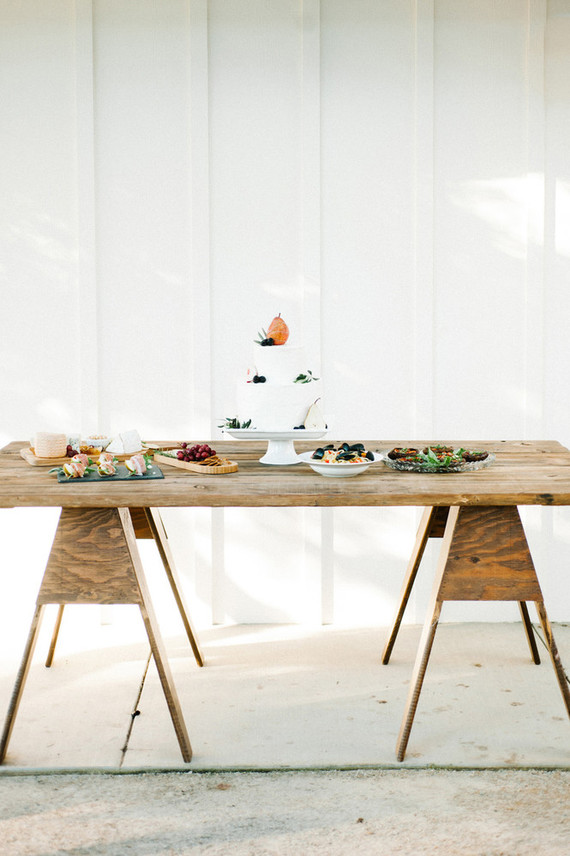 Rustic cake table | Wedding & Party Ideas | 100 Layer Cake