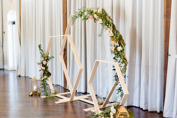 Modern ceremony backdrop | Wedding & Party Ideas | 100 Layer Cake
