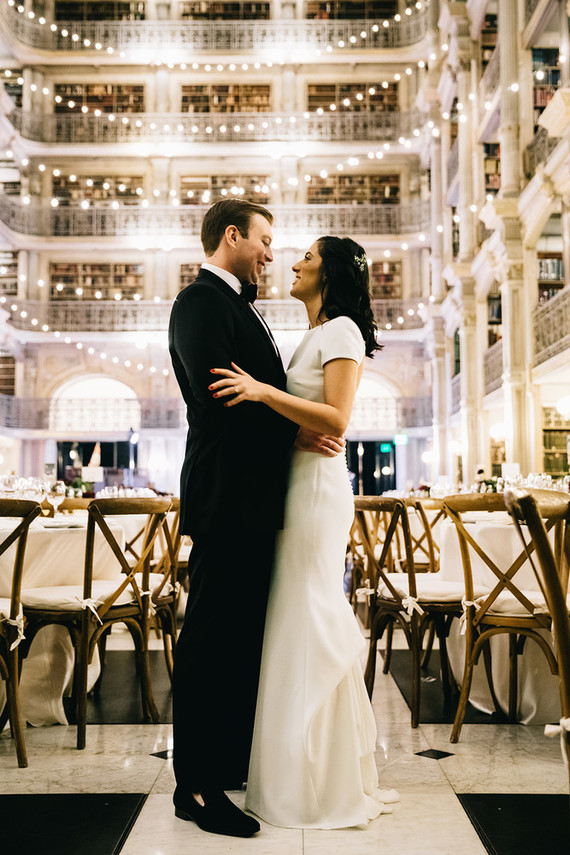 A wintery library wedding with the most magical reception / George ...